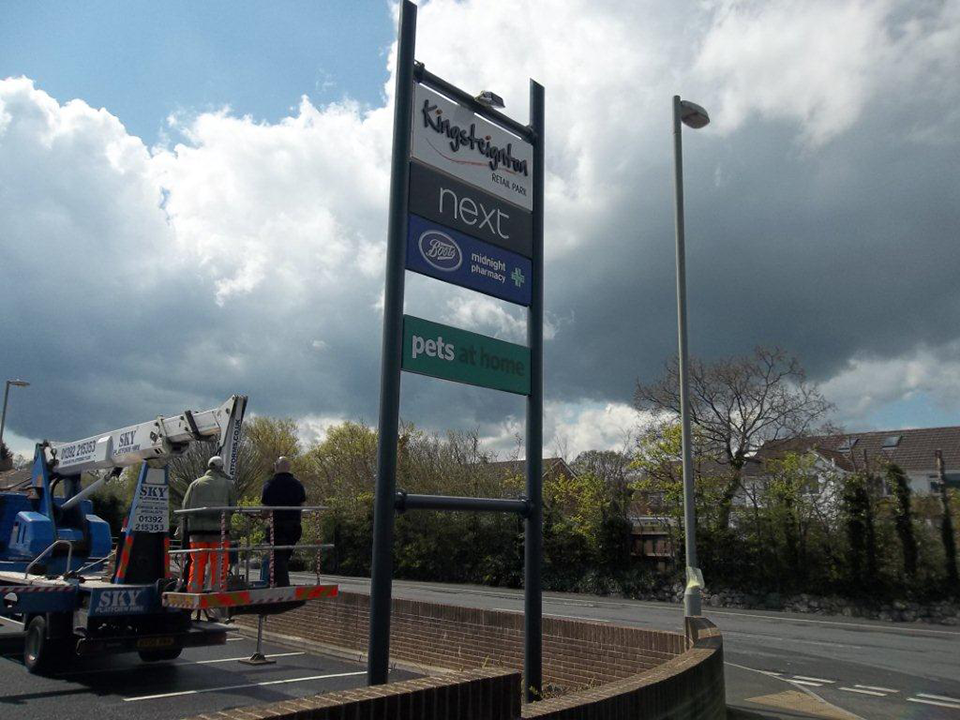 Totem Signs - Shop Signage Solutions | In-Signs